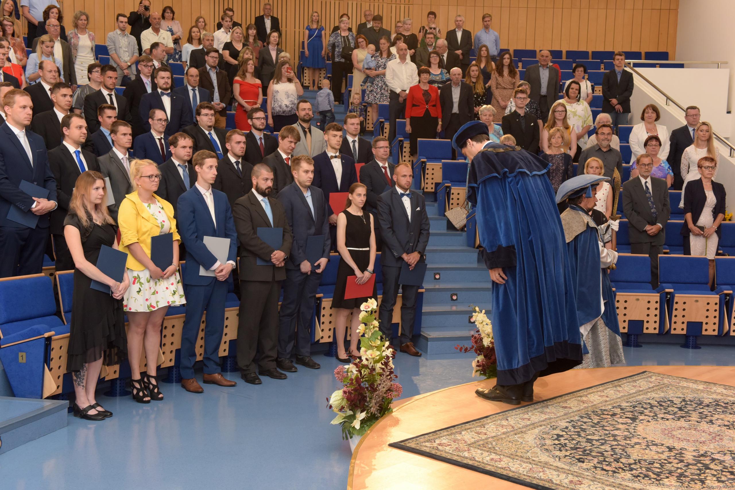 Fotogalerie: Inženýrské promoce a bakalářské sponze | Univerzita Pardubice